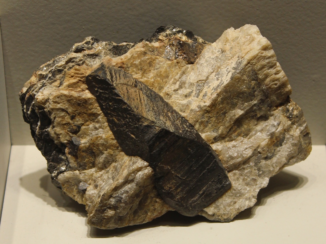 Gadolinite-(Y), Muscovite