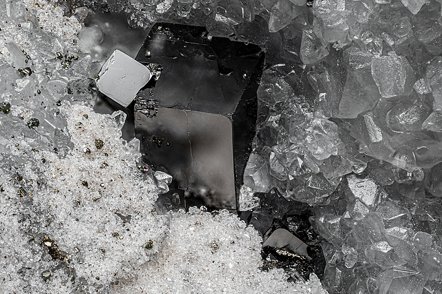 Sulvanite, Calcite