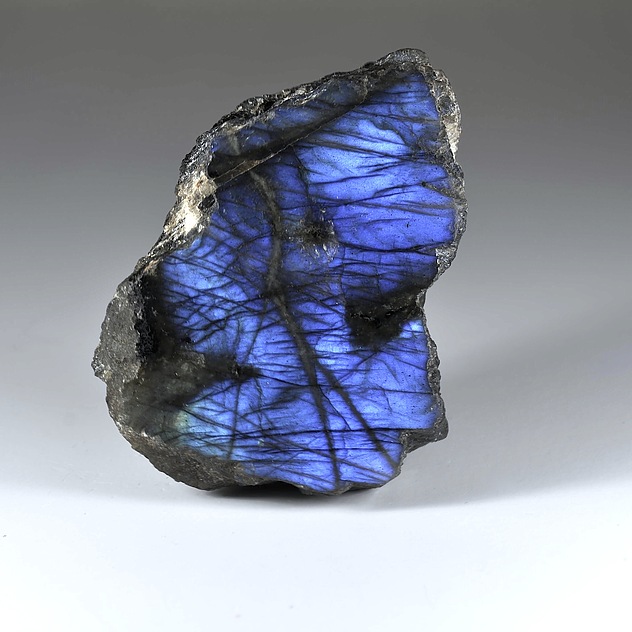 Labradorite: Mineral information, data and localities.