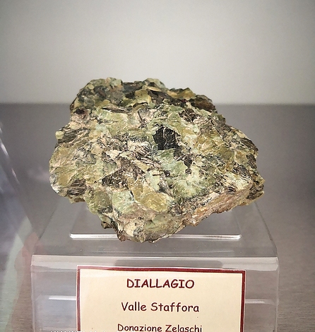 Diallage: Mineral information, data and localities.