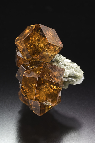 Hessonite: Mineral information, data and localities.