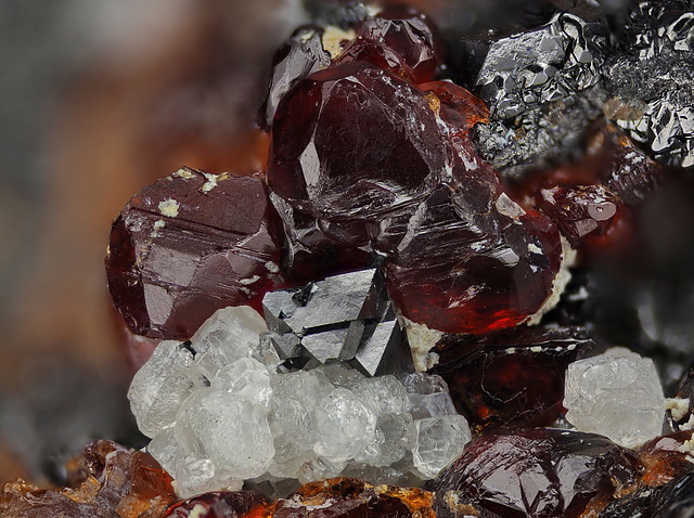 Chondrodite, Magnetite, Calcite