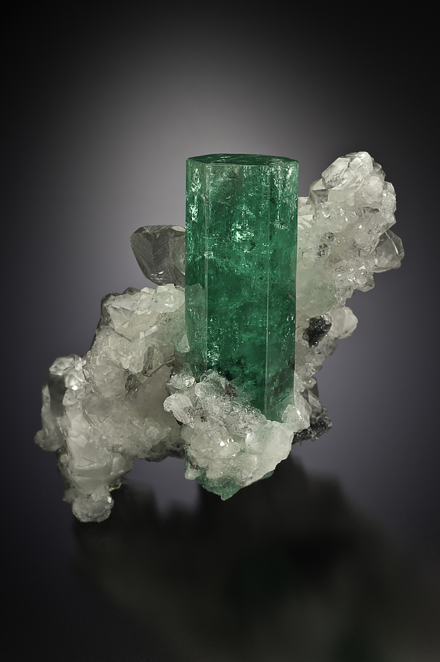 Beryl (Var: Emerald), Calcite