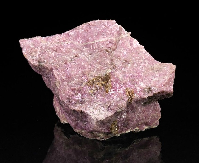 Akatoreite: Mineral information, data and localities.