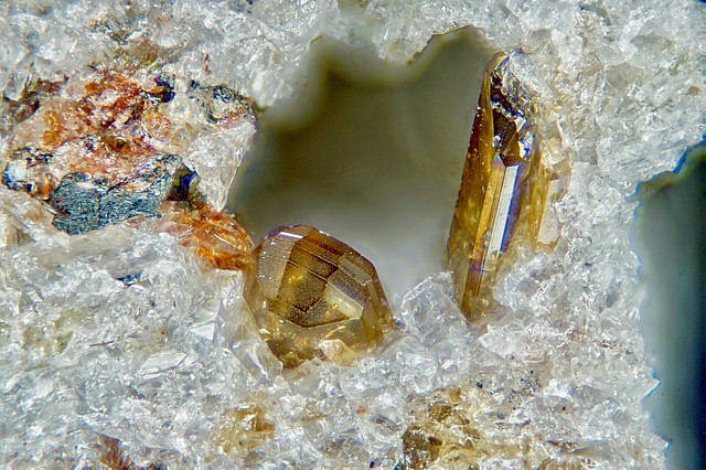 Enstatite, Ilmenite, Quartz