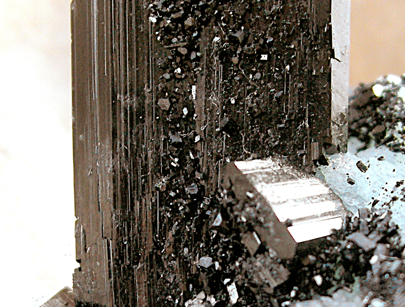 Babingtonite: Mineral information, data and localities.