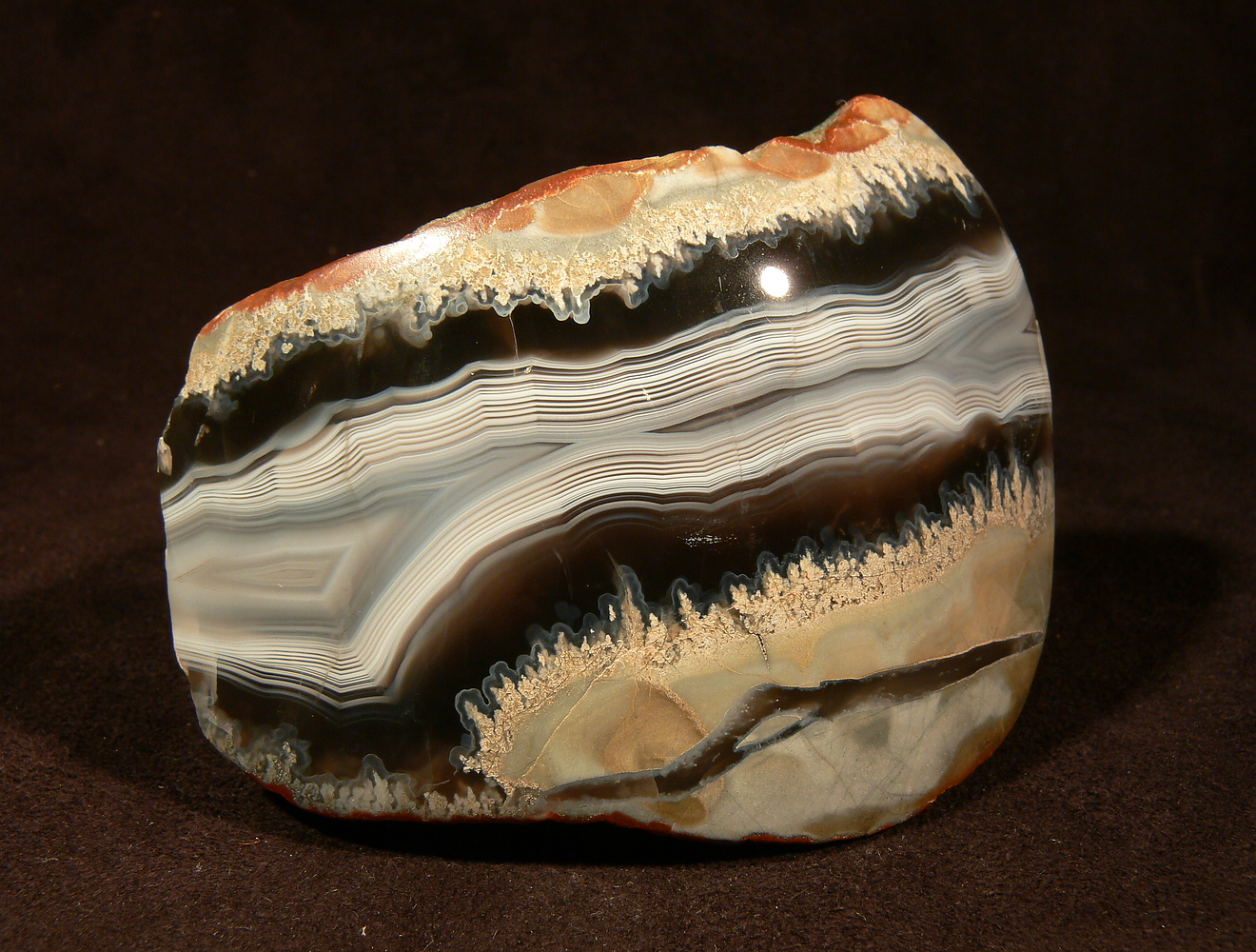 Onyx: Mineral information, data and localities.