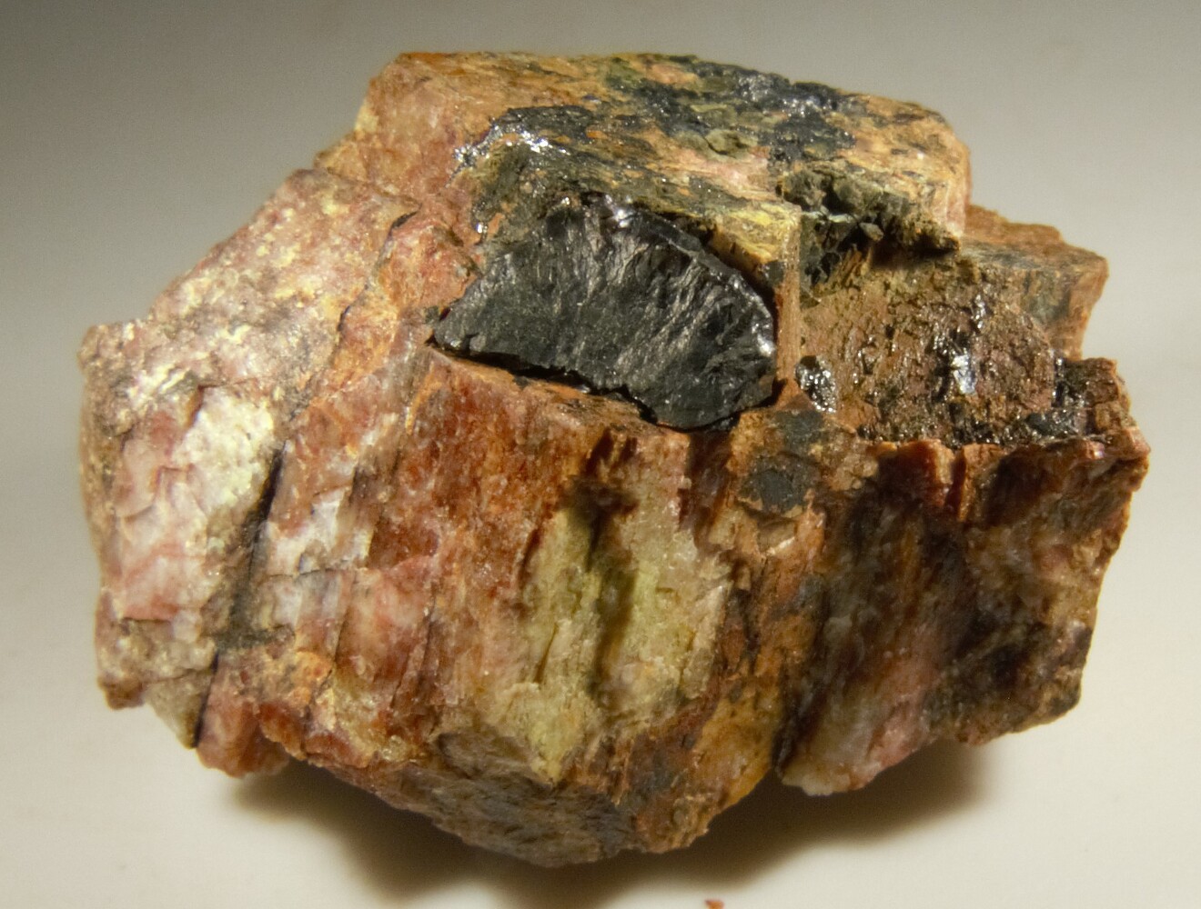 Cleveite: Mineral information, data and localities.