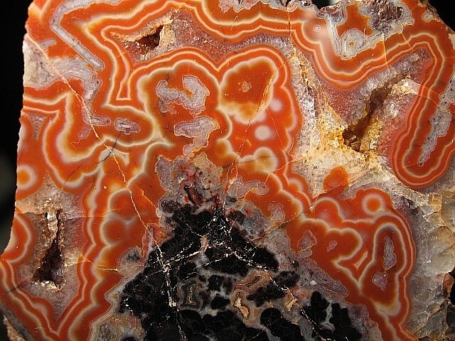 Chalcedony (Var: Agate), Quartz