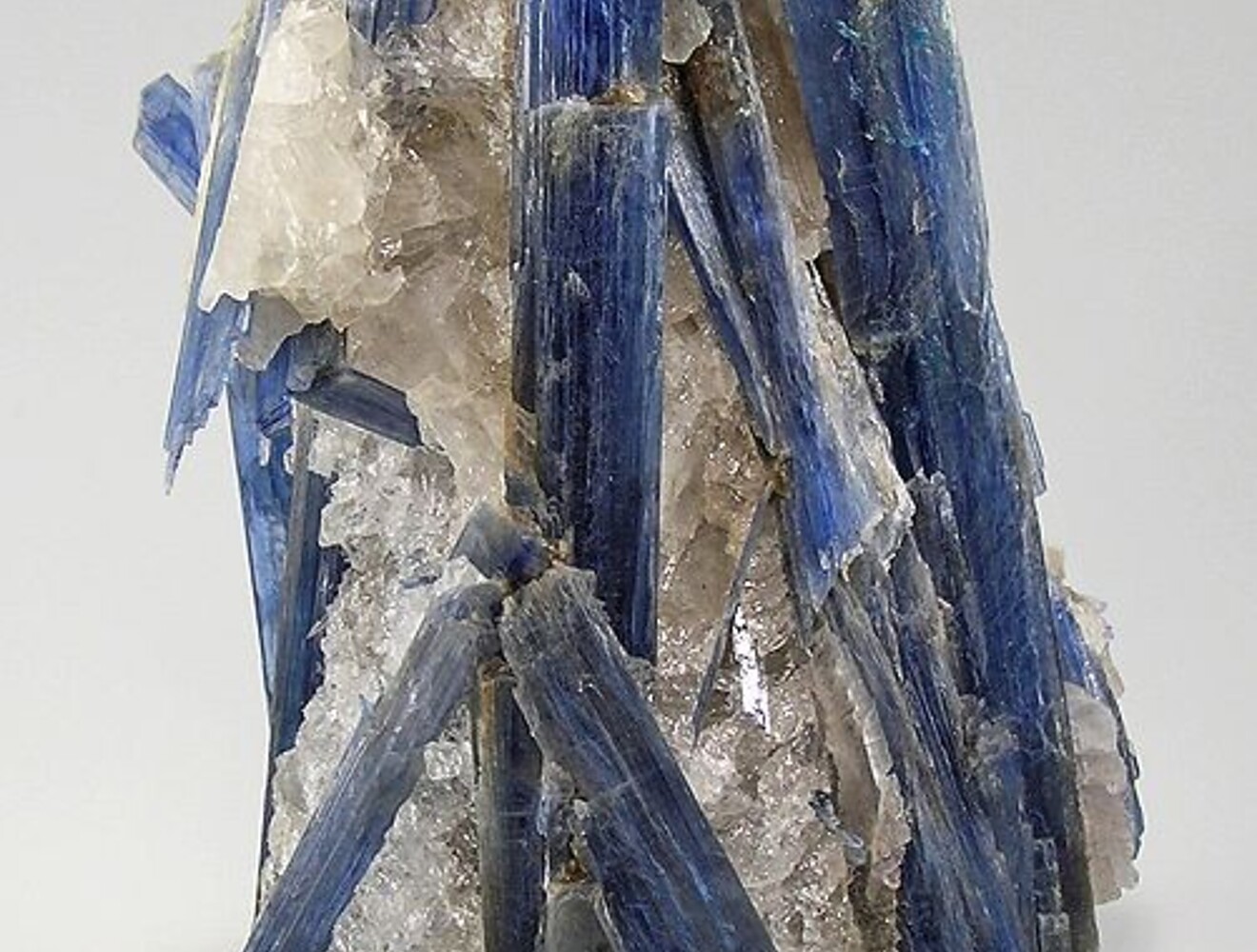 mindat.org - Kyanite
