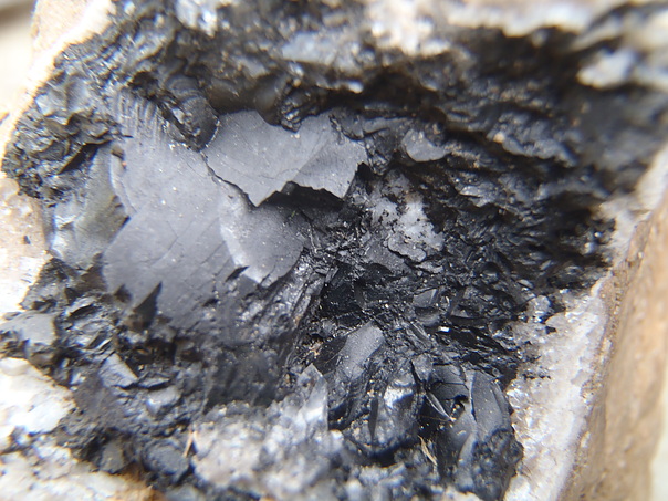 Pyrobitumen: Mineral information, data and localities.
