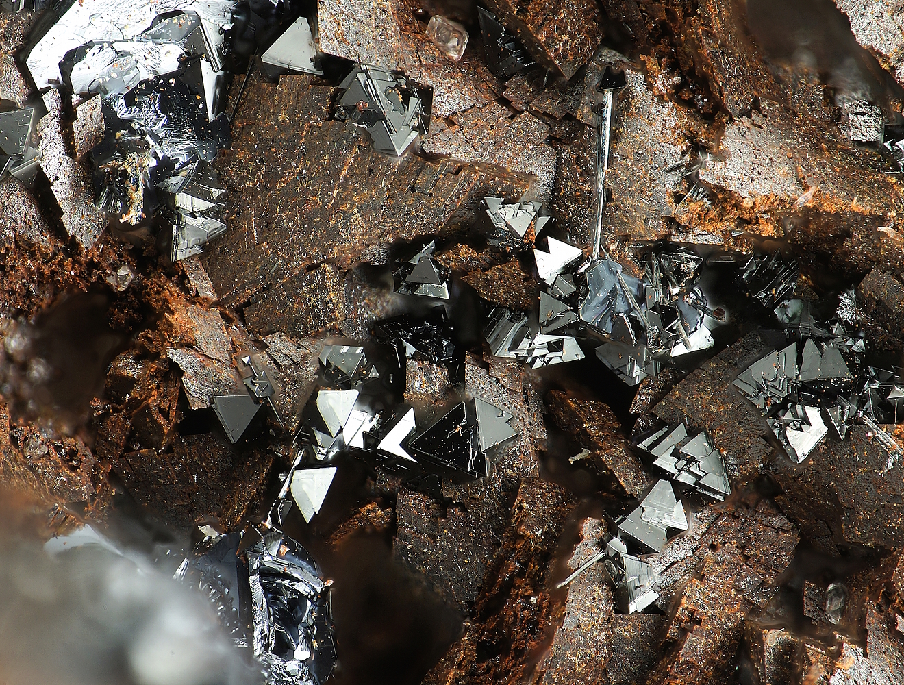 Hetaerolite: Mineral information, data and localities.