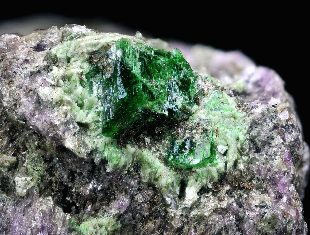 Pargasite Root Name Group: Mineral information, data and localities.