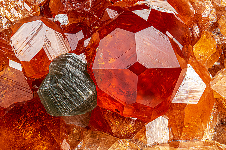 Hessonite: Mineral information, data and localities.
