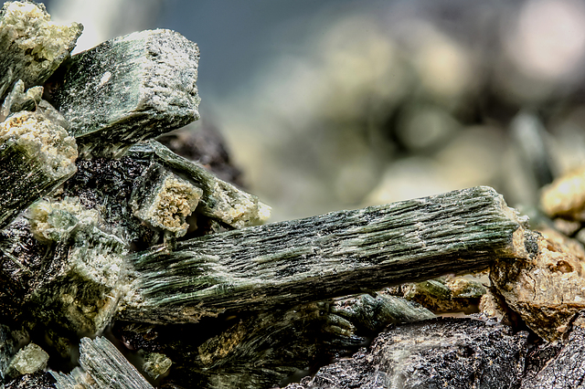 Amphibole Supergroup (Var: Uralite), Magnetite