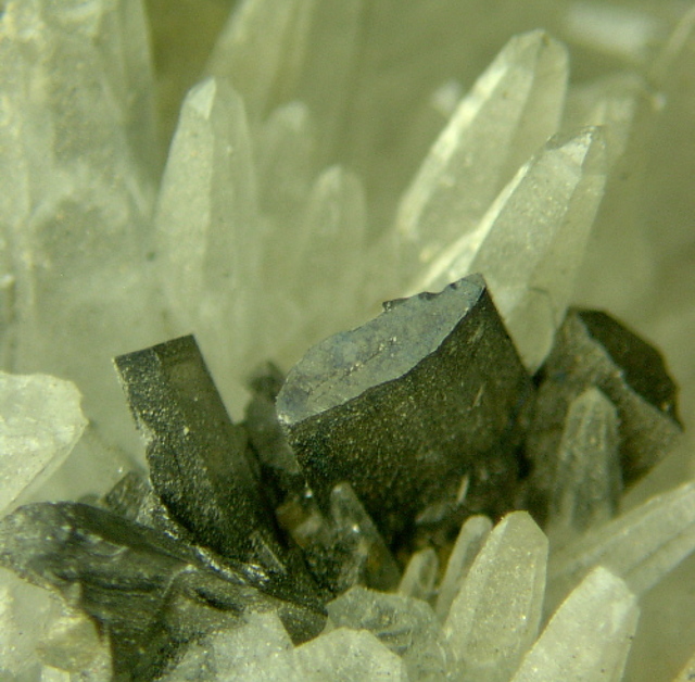 Enargite, Quartz