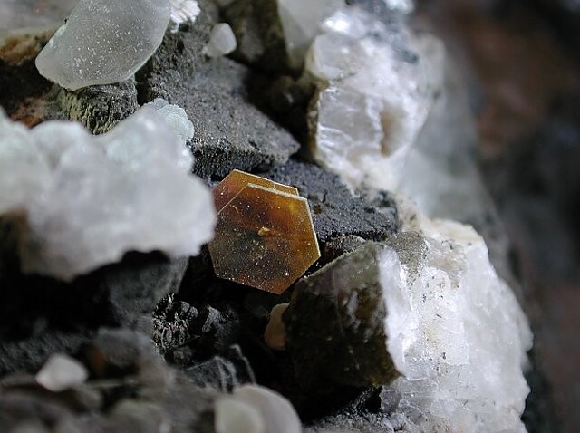 Greenockite, Julgoldite-(Fe2+), Calcite