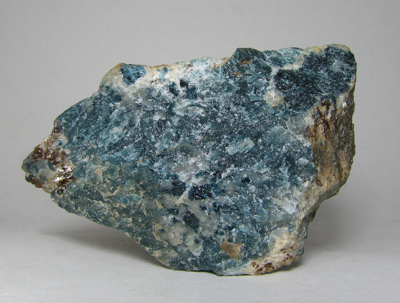 Serendibite: Mineral information, data and localities.