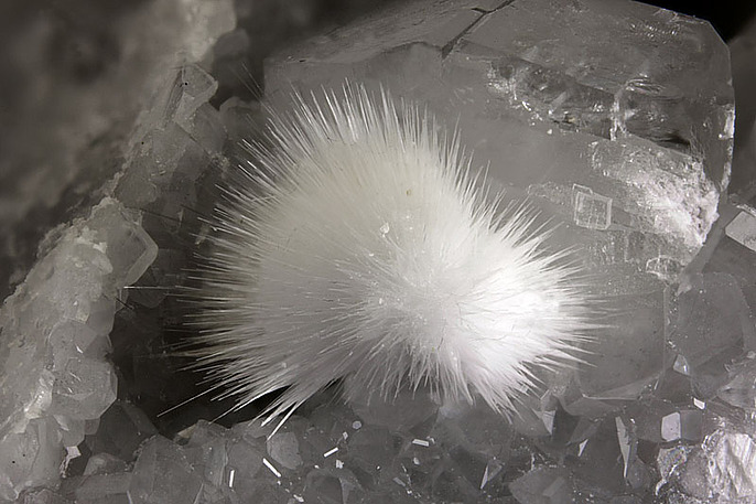 Dawsonite: Mineral information, data and localities.