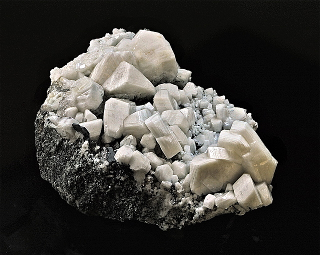 Albite (Var: Pericline), Ilmenite