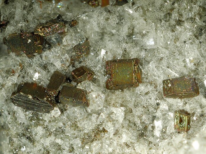 mindat.org - Fayalite