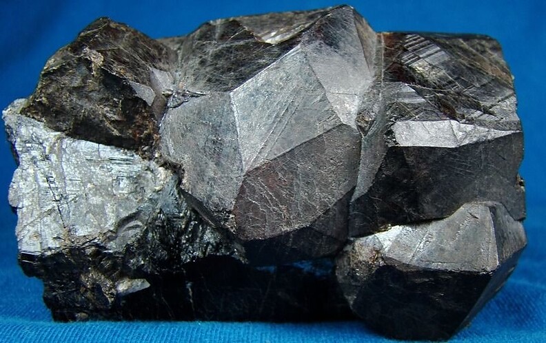 mindat.org - Almandine