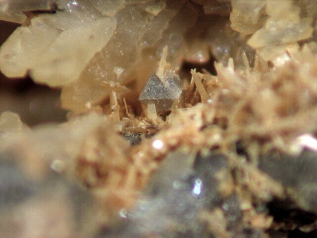 Senarmontite, Valentinite