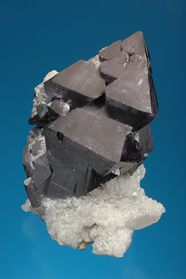 Scheelite: Mineral information, data and localities.