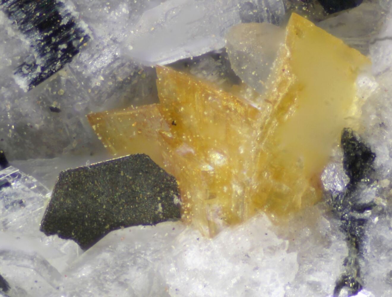 Improving Mindat.org : France - Réunion : yellow translucent marcasite