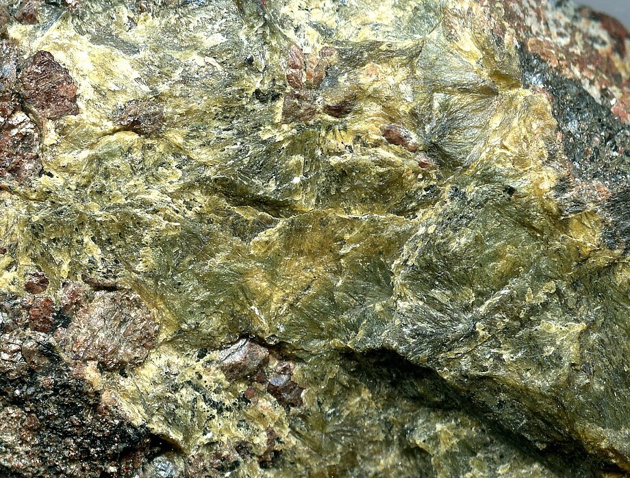 Fibrolite: Mineral information, data and localities.