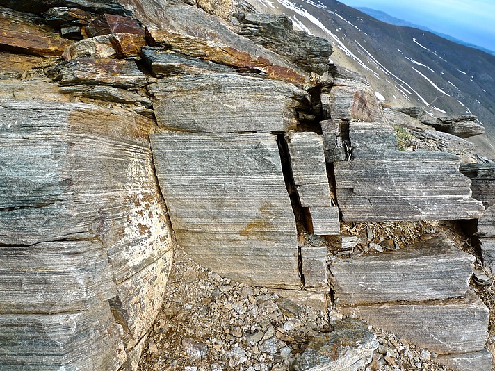 Gneiss: Mineral information, data and localities.