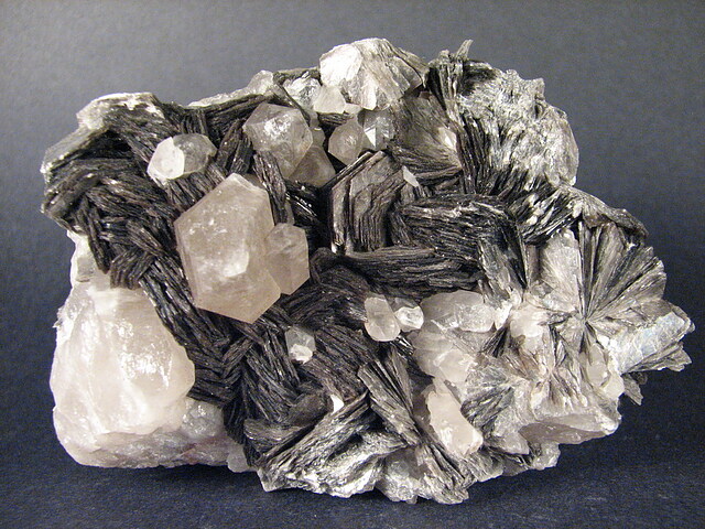 Zinnwaldite, Quartz