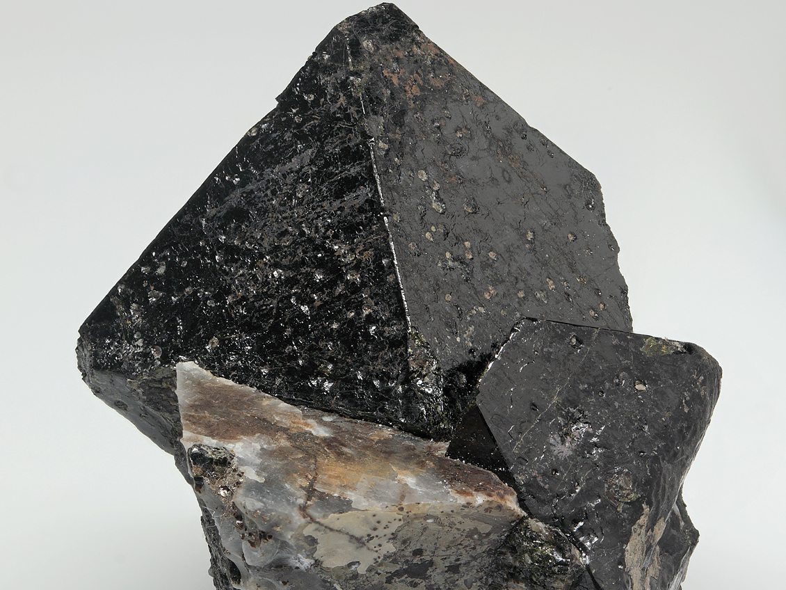 Large Gahnite crystal. TGMS Show Tucson 2008