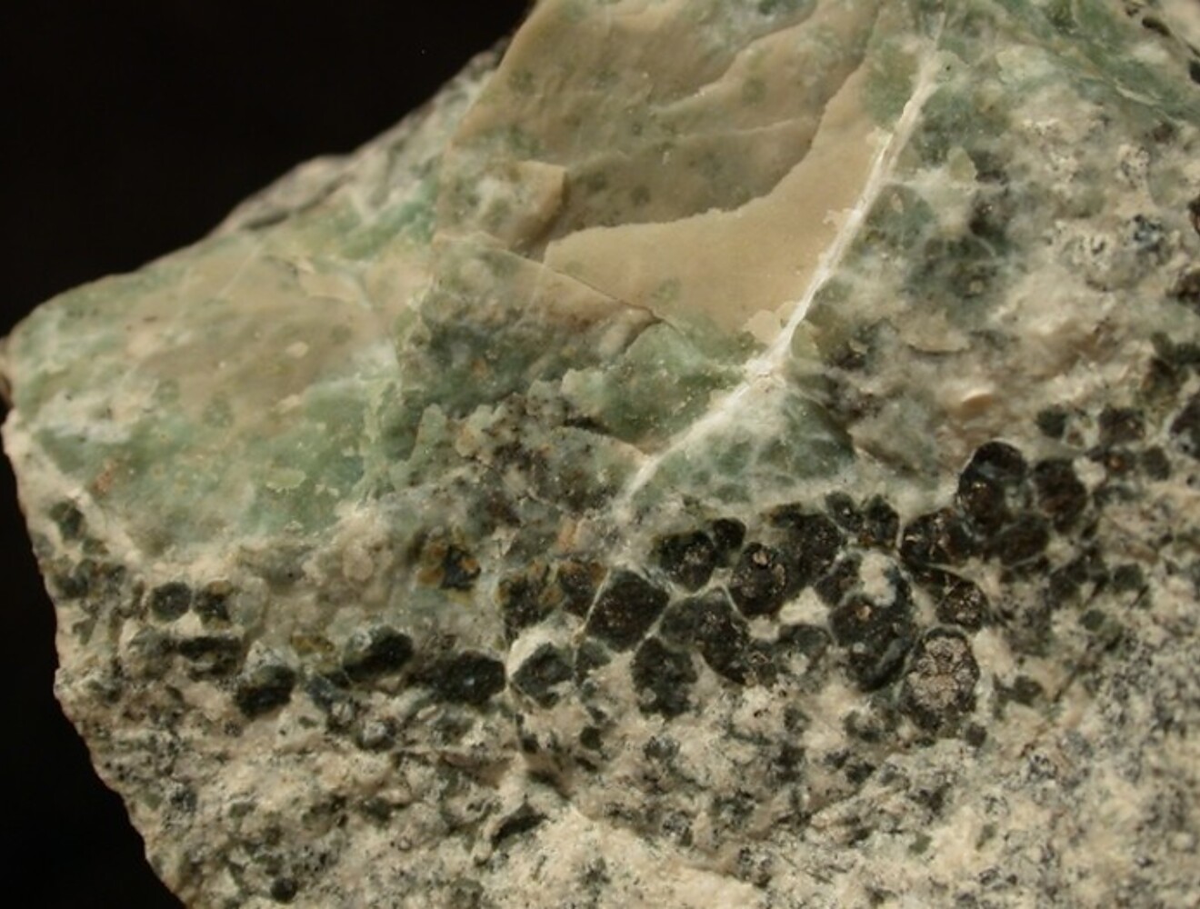 Shannonite (of Paul): Mineral information, data and localities.