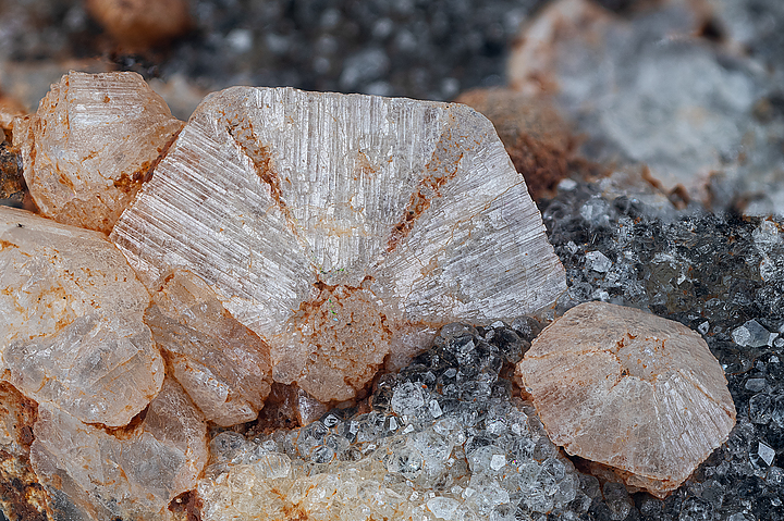 Gmelinite-K: Mineral information, data and localities.