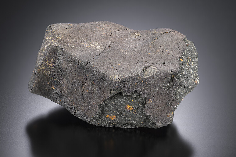 CM2 chondrite meteorite: Mineral information, data and localities.
