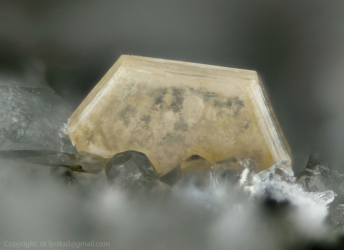 Arisite-(Ce): Mineral information, data and localities.