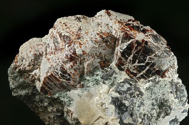 Lizardite, Chondrodite, Clinochlore, Calcite, Magnetite