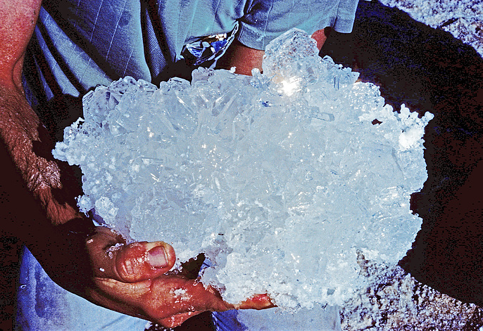 Mirabilite: Mineral information, data and localities.