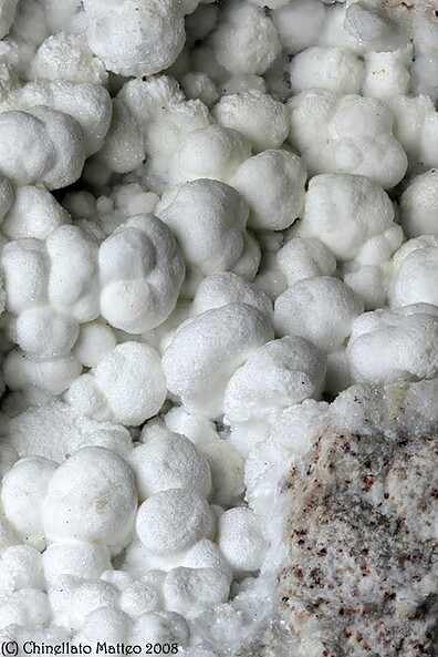 Hydromagnesite: Mineral information, data and localities.