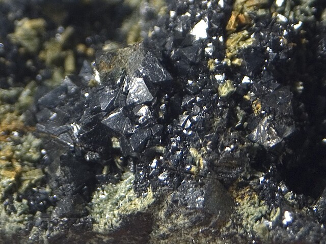 Amphibole Supergroup (Var: Uralite), Magnetite