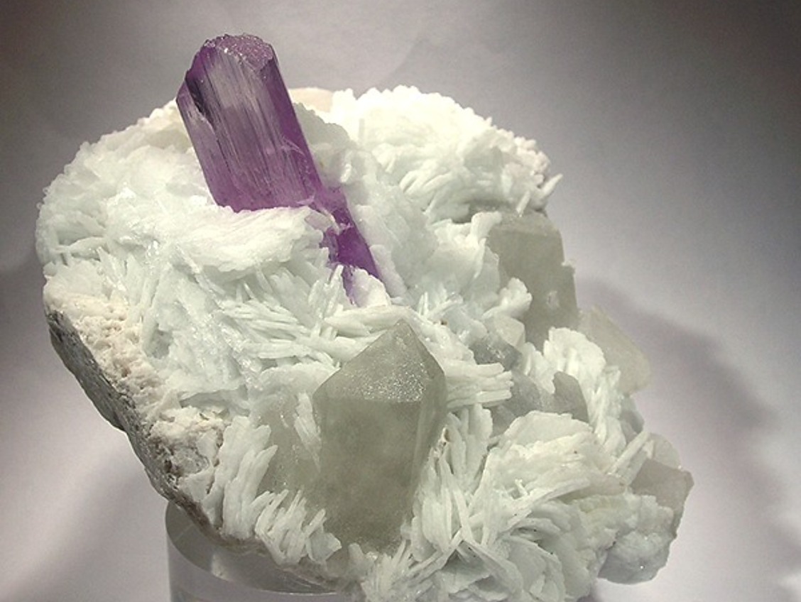 Spodumene (Var: Kunzite), Quartz, Albite (Var: Cleavelandite)