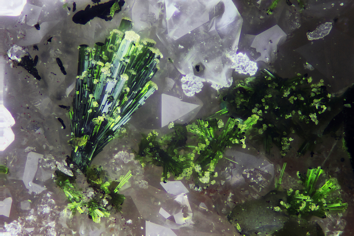 Agardite-(Ce): Mineral information, data and localities.