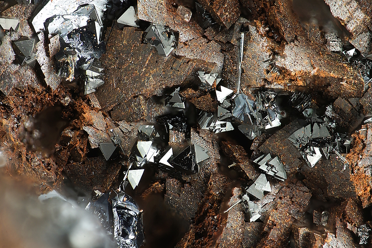 Hetaerolite: Mineral information, data and localities.