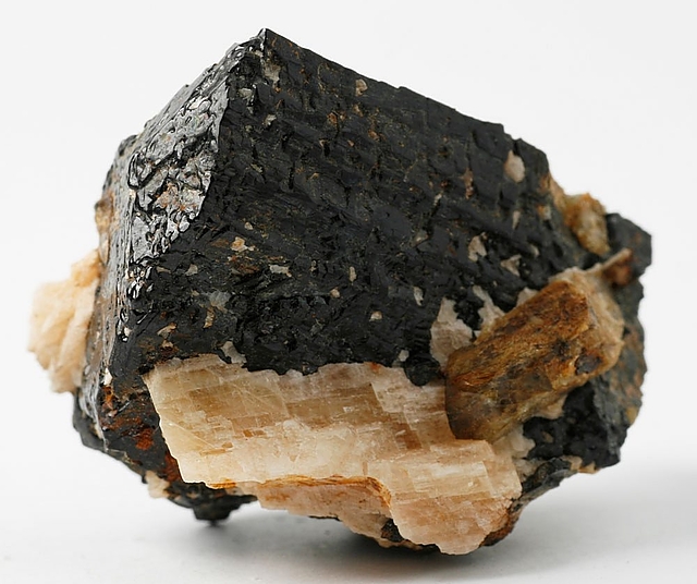 Pargasite, Scapolite, Calcite