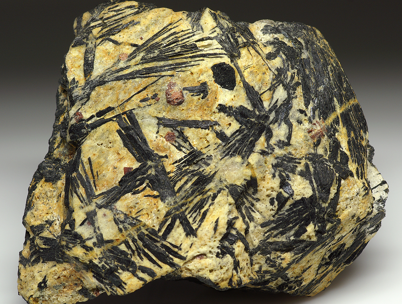 Ferro-hornblende: Mineral information, data and localities.