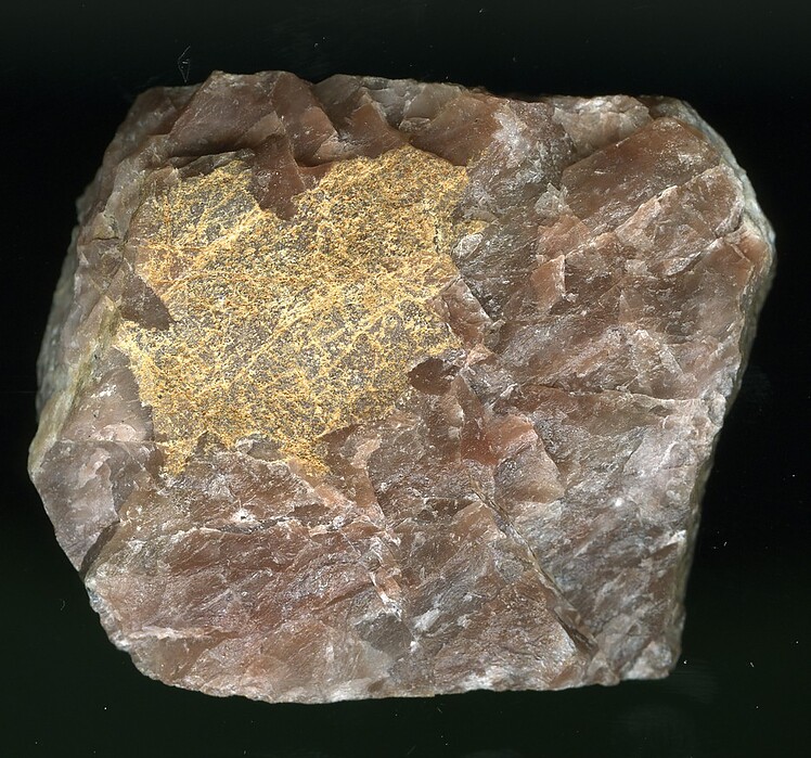 Eleolite: Mineral information, data and localities.