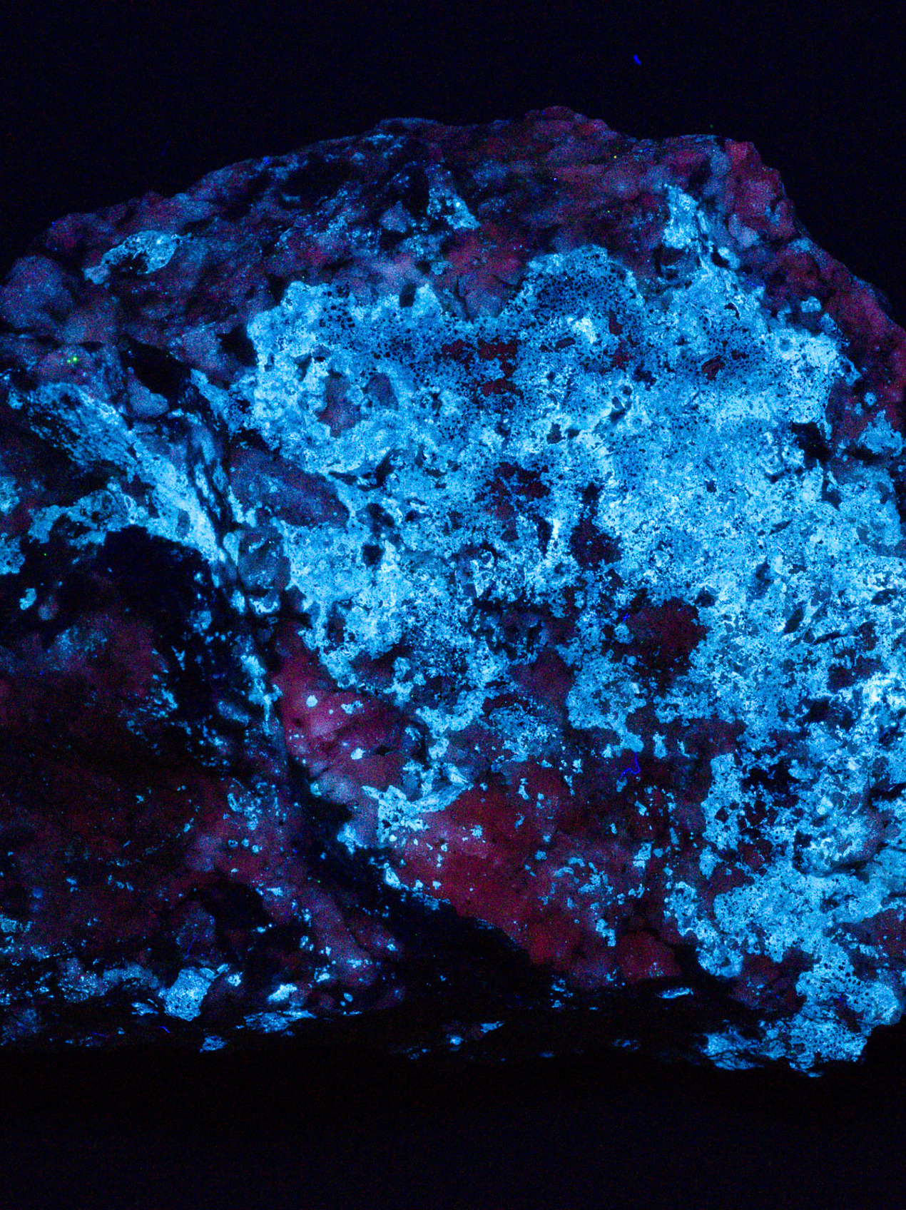 Radiated fibrous aggregates of hydrozincite