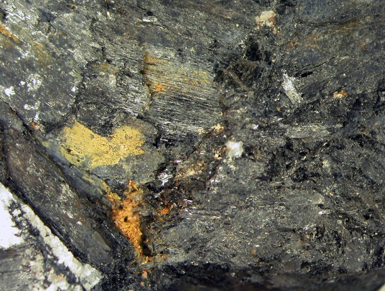 Ferro-richterite: Mineral information, data and localities.