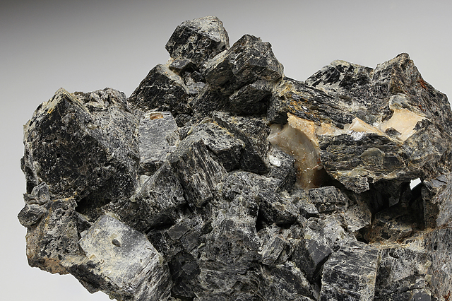 Pargasite, Calcite